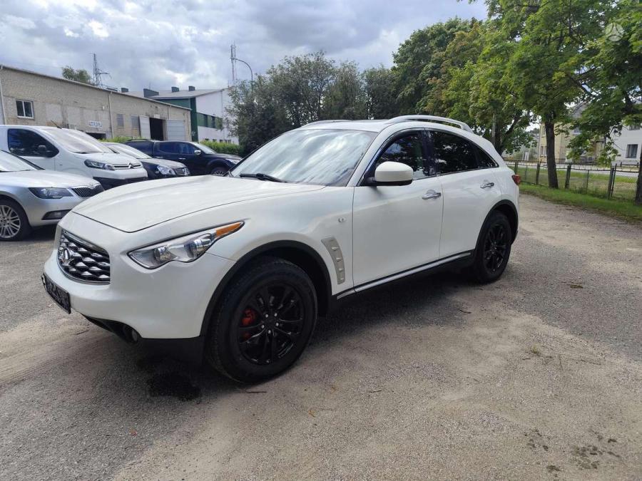 White Infiniti FX 35 2009 in Kelme, with an engine capacity of 3.50 L and mileage of 71 thousand km for 7500 €, photo 4 on AUTOMOTO.COM.LV