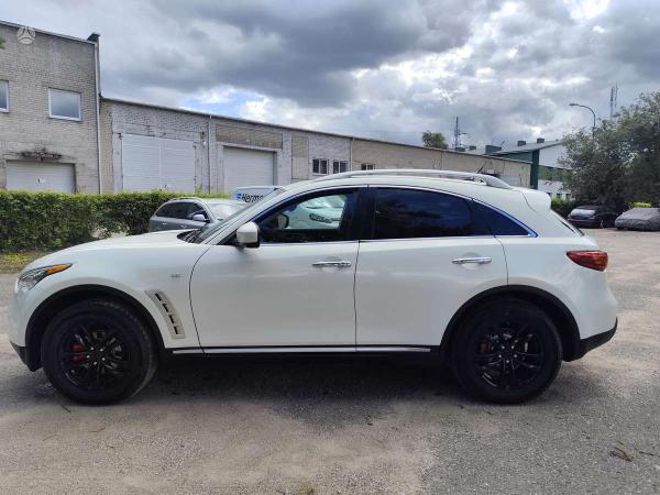 White Infiniti FX 35 2009 in Kelme, with an engine capacity of 3.50 L and mileage of 71 thousand km for 7500 €, photo 4 on AUTOMOTO.COM.LV