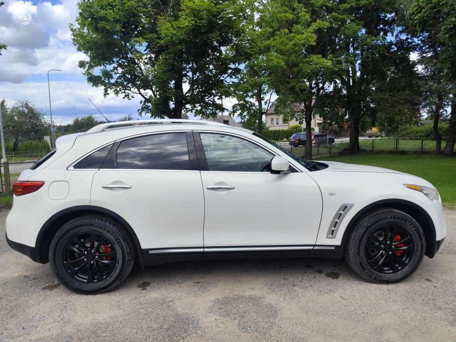 White Infiniti FX 35 2009 in Kelme, with an engine capacity of 3.50 L and mileage of 71 thousand km for 7500 €, photo 6 on AUTOMOTO.COM.LV