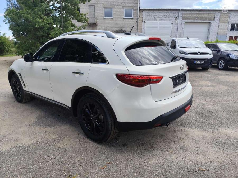 White Infiniti FX 35 2009 in Kelme, with an engine capacity of 3.50 L and mileage of 71 thousand km for 7500 €, photo 7 on AUTOMOTO.COM.LV
