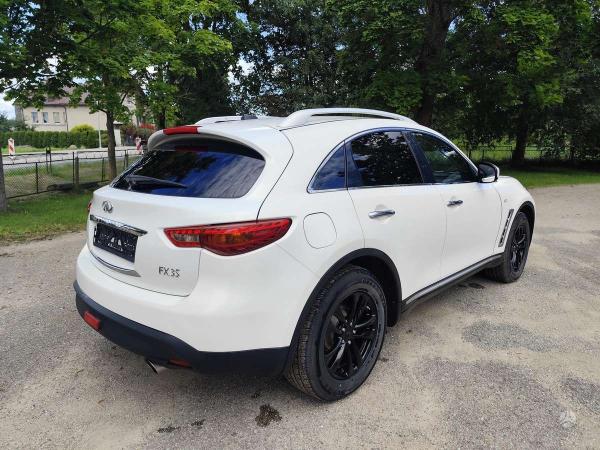 White Infiniti FX 35 2009 in Kelme, with an engine capacity of 3.50 L and mileage of 71 thousand km for 7500 €, photo 7 on AUTOMOTO.COM.LV
