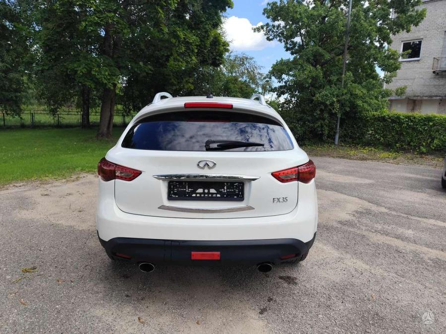 White Infiniti FX 35 2009 in Kelme, with an engine capacity of 3.50 L and mileage of 71 thousand km for 7500 €, photo 9 on AUTOMOTO.COM.LV