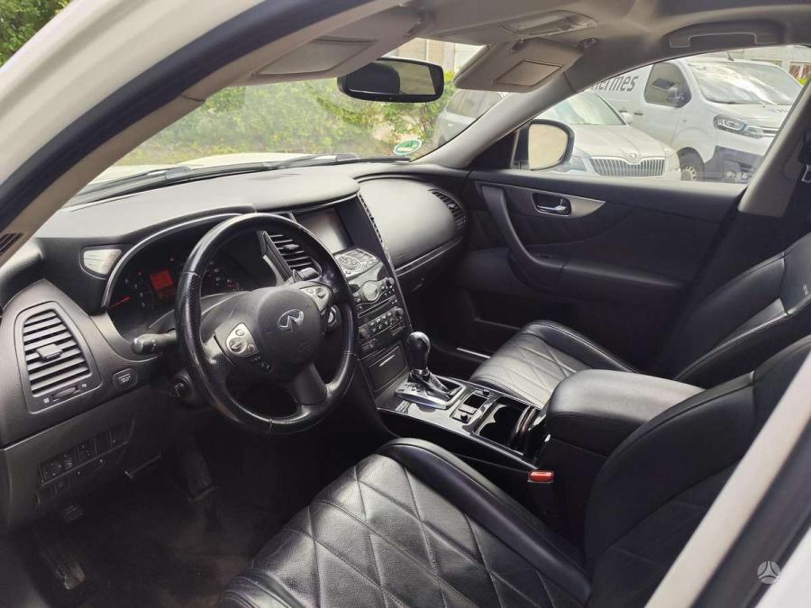 White Infiniti FX 35 2009 in Kelme, with an engine capacity of 3.50 L and mileage of 71 thousand km for 7500 €, photo 10 on AUTOMOTO.COM.LV