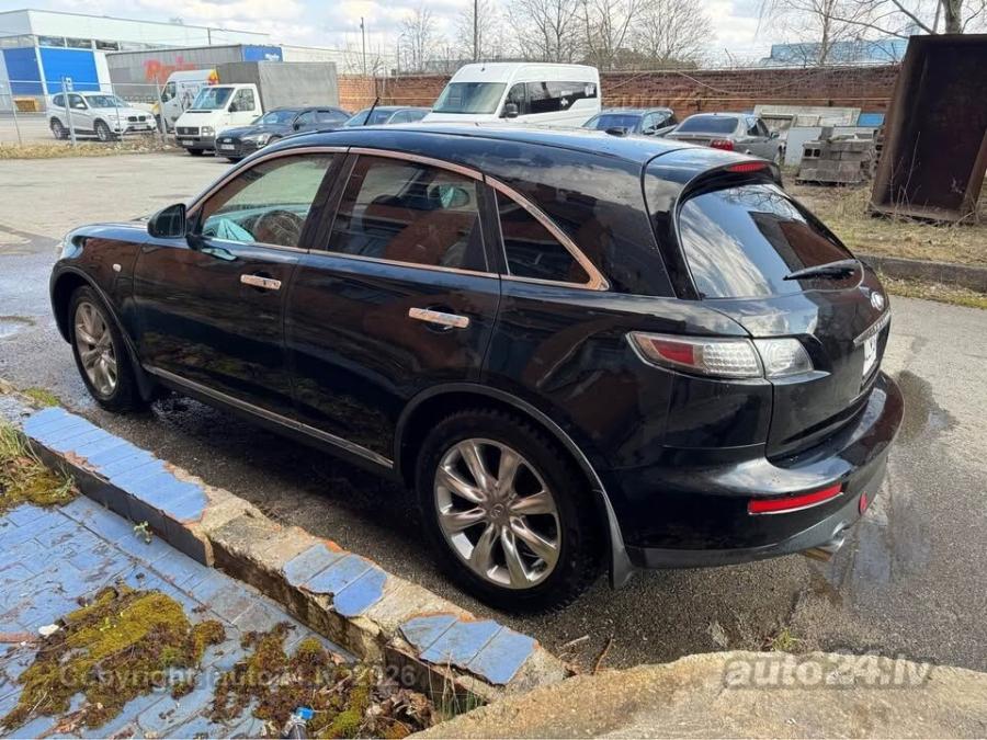 Black Infiniti FX 2006 in Tallinn, with an engine capacity of 4.50 L and mileage of 145 thousand km for 2500 €, photo 4 on AUTOMOTO.COM.LV