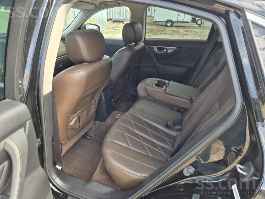 Black Infiniti FX 2009 in Riga, with an engine capacity of 3.50 L and mileage of 138 thousand km for 8500 €, photo 8 on AUTOMOTO.COM.LV