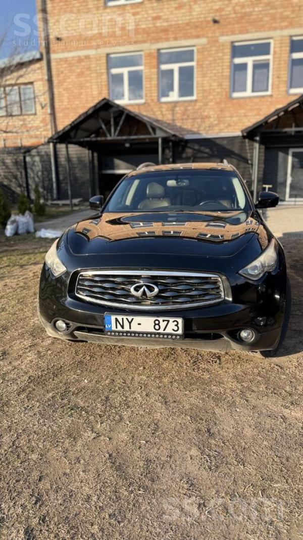 Black Infiniti FX 2009 in Kraslava, with an engine capacity of 5.00 L and mileage of 170 thousand km for 9900 €, photo 3 on AUTOMOTO.COM.LV