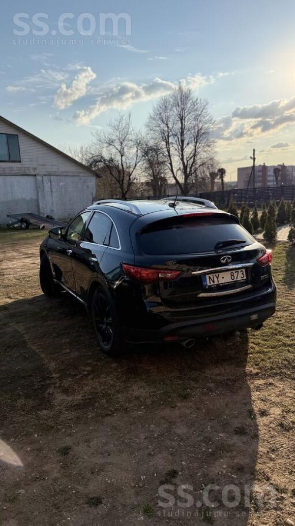 Black Infiniti FX 2009 in Kraslava, with an engine capacity of 5.00 L and mileage of 170 thousand km for 9900 €, photo 5 on AUTOMOTO.COM.LV