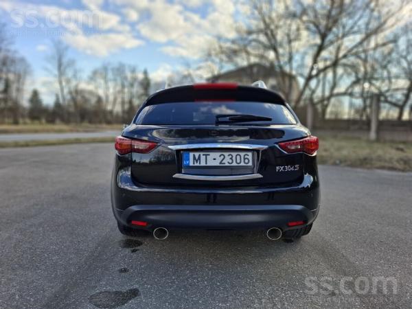 Black Infiniti FX 2013 in Daugavpils, with an engine capacity of 3.00 L and mileage of 185 thousand km for 10250 €, photo 7 on AUTOMOTO.COM.LV