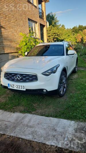 White Infiniti FX 2012 in Riga, with an engine capacity of 3.00 L and mileage of 264 thousand km for 11000 €, photo 3 on AUTOMOTO.COM.LV