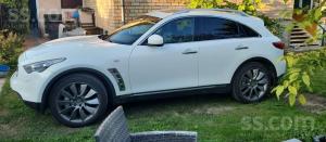 White Infiniti FX 2012 in Riga, with an engine capacity of 3.00 L and mileage of 264 thousand km for 11000 €, photo 4 on AUTOMOTO.COM.LV