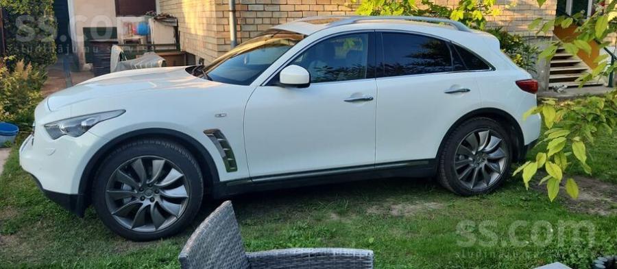 White Infiniti FX 2012 in Riga, with an engine capacity of 3.00 L and mileage of 264 thousand km for 11000 €, photo 4 on AUTOMOTO.COM.LV