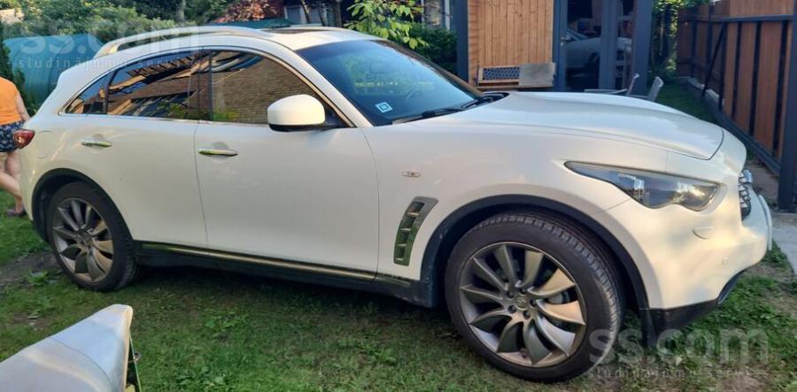 White Infiniti FX 2012 in Riga, with an engine capacity of 3.00 L and mileage of 264 thousand km for 11000 €, photo 5 on AUTOMOTO.COM.LV