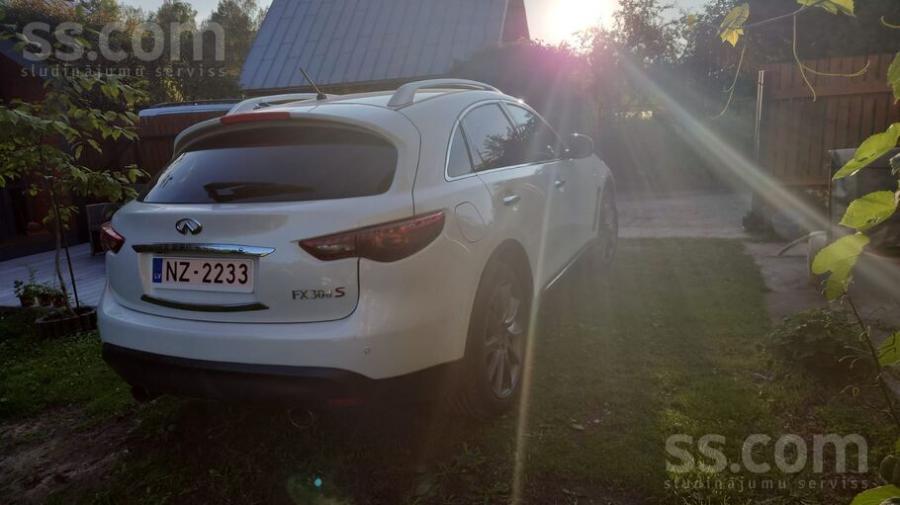 White Infiniti FX 2012 in Riga, with an engine capacity of 3.00 L and mileage of 264 thousand km for 11000 €, photo 6 on AUTOMOTO.COM.LV