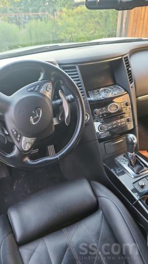 White Infiniti FX 2012 in Riga, with an engine capacity of 3.00 L and mileage of 264 thousand km for 11000 €, photo 7 on AUTOMOTO.COM.LV