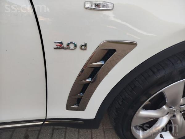 White Infiniti FX 2014 in Riga, with an engine capacity of 3.00 L and mileage of 246 thousand km for 9900 €, photo 6 on AUTOMOTO.COM.LV
