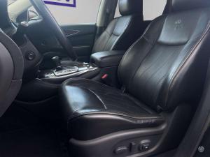 Melns Infiniti JX35 2013 Viļņa, ar dzinēja tilpumu 3.50 L un nobraukumu 279 tūkst. km par 7499 €, foto 16 vietnē AUTOMOTO.COM.LV
