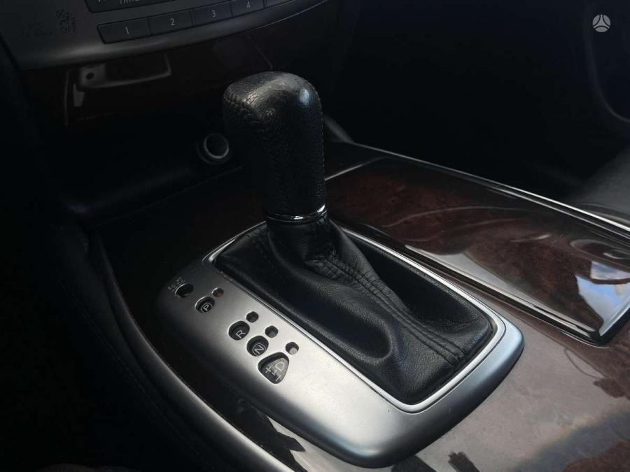 Black Infiniti JX35 2013 in Vilnius, with an engine capacity of 3.50 L and mileage of 279 thousand km for 7499 €, photo 17 on AUTOMOTO.COM.LV