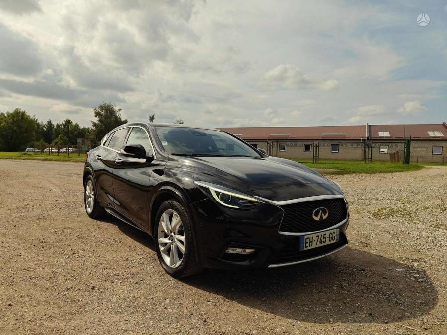 Melns Infiniti Q30 2016 Tauragė, ar dzinēja tilpumu 1.46 L un nobraukumu 204 tūkst. km par 8200 €, foto 4 vietnē AUTOMOTO.COM.LV