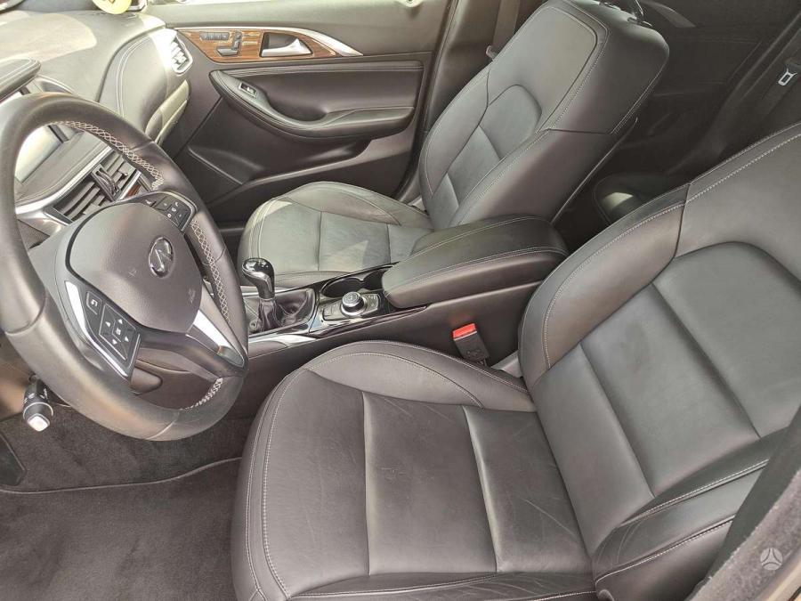Melns Infiniti Q30 2016 Tauragė, ar dzinēja tilpumu 1.46 L un nobraukumu 204 tūkst. km par 8200 €, foto 15 vietnē AUTOMOTO.COM.LV