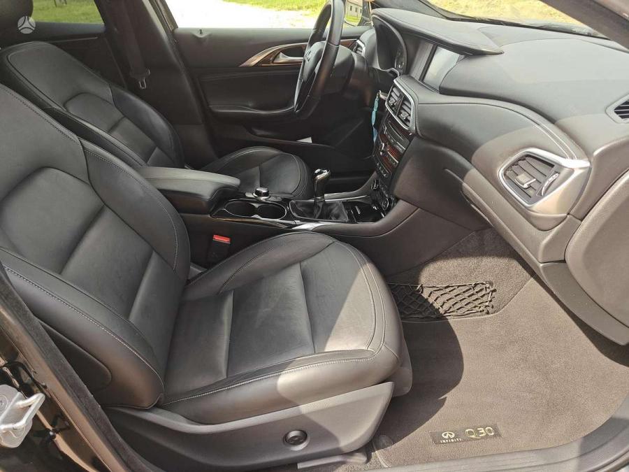 Melns Infiniti Q30 2016 Tauragė, ar dzinēja tilpumu 1.46 L un nobraukumu 204 tūkst. km par 8200 €, foto 16 vietnē AUTOMOTO.COM.LV