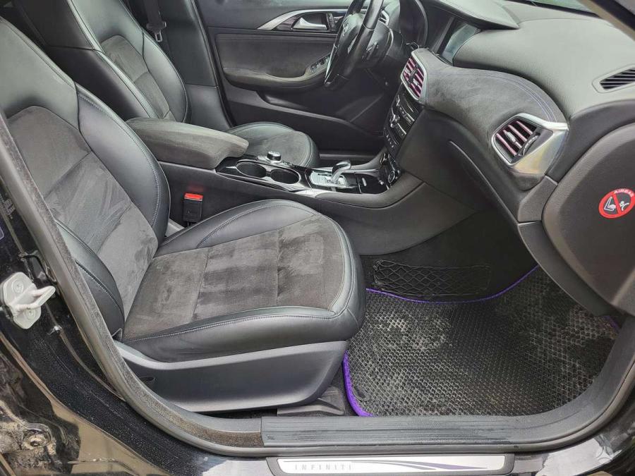 Black Infiniti Q30 2016 in Kaunas, with an engine capacity of 2.14 L and mileage of 185 thousand km for 12200 €, photo 10 on AUTOMOTO.COM.LV