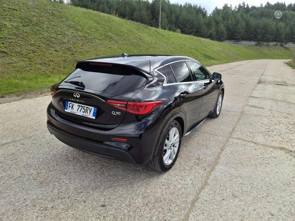 Melns Infiniti Q30 2017 Viļņa, ar dzinēja tilpumu 1.46 L un nobraukumu 286 tūkst. km par 7400 €, foto 5 vietnē AUTOMOTO.COM.LV