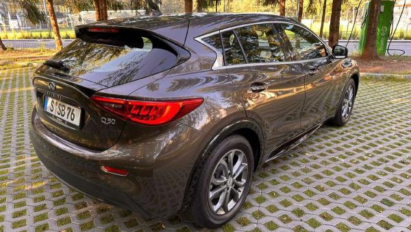 Brown Infiniti Q30 2017 in Vilnius, with an engine capacity of 1.46 L and mileage of 149 thousand km for 9550 €, photo 5 on AUTOMOTO.COM.LV