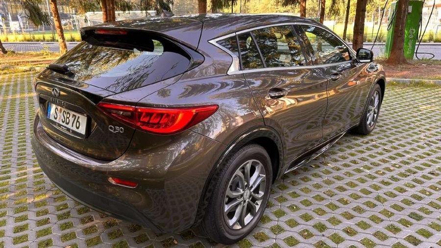 Brown Infiniti Q30 2017 in Vilnius, with an engine capacity of 1.46 L and mileage of 149 thousand km for 9550 €, photo 5 on AUTOMOTO.COM.LV