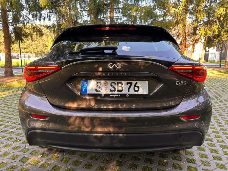 Brown Infiniti Q30 2017 in Vilnius, with an engine capacity of 1.46 L and mileage of 149 thousand km for 9550 €, photo 6 on AUTOMOTO.COM.LV