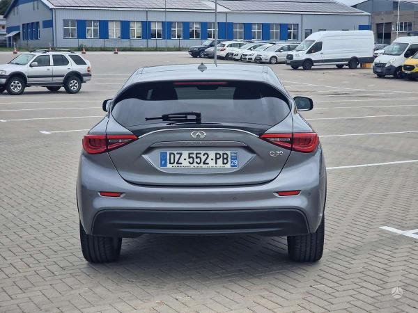 Pelēks Infiniti Q30 2016 Tauragė, ar dzinēja tilpumu 1.46 L un nobraukumu 214 tūkst. km par 7990 €, foto 4 vietnē AUTOMOTO.COM.LV