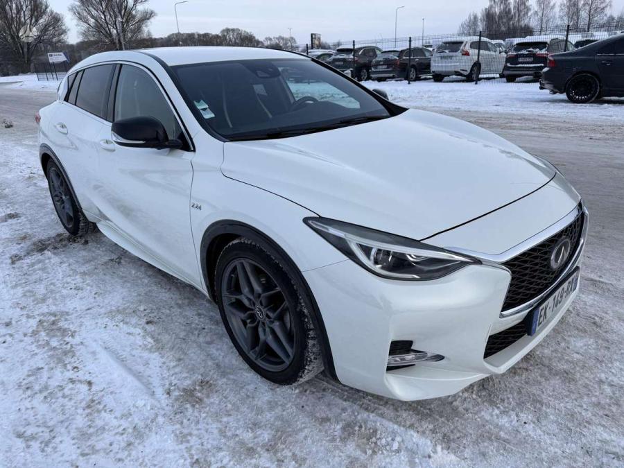 White Infiniti Q30 2017 in Taurage, with an engine capacity of 2.14 L and mileage of 268 thousand km for 8400 €, photo 2 on AUTOMOTO.COM.LV