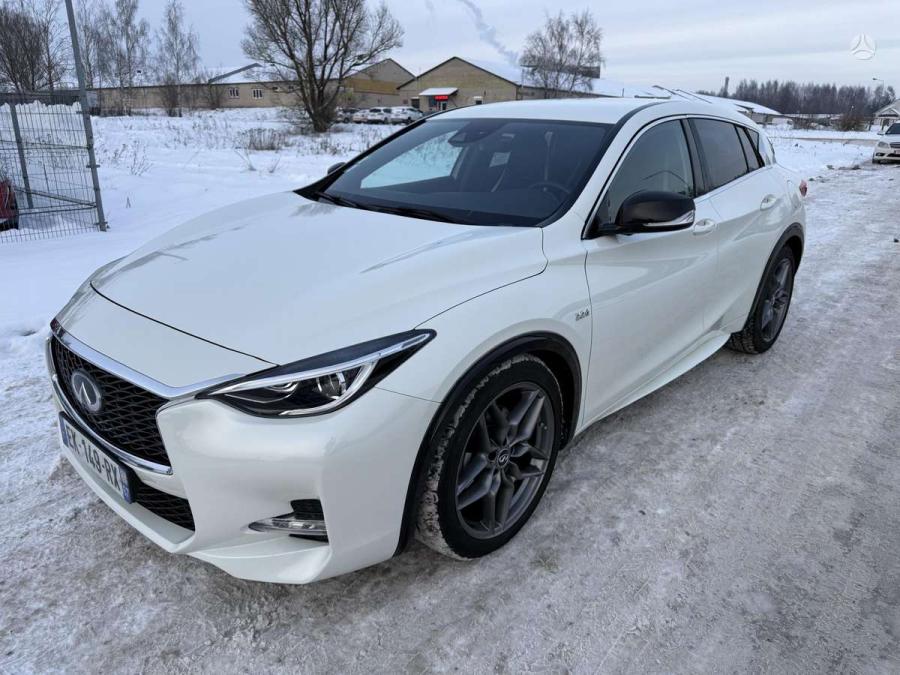 White Infiniti Q30 2017 in Taurage, with an engine capacity of 2.14 L and mileage of 268 thousand km for 8400 €, photo 3 on AUTOMOTO.COM.LV
