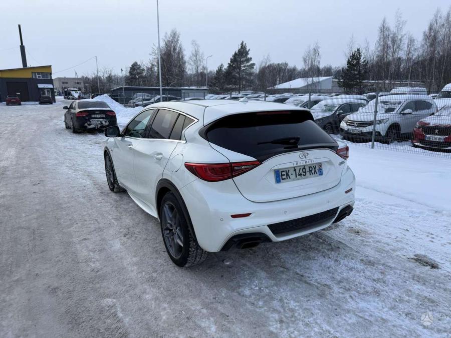 White Infiniti Q30 2017 in Taurage, with an engine capacity of 2.14 L and mileage of 268 thousand km for 8400 €, photo 5 on AUTOMOTO.COM.LV