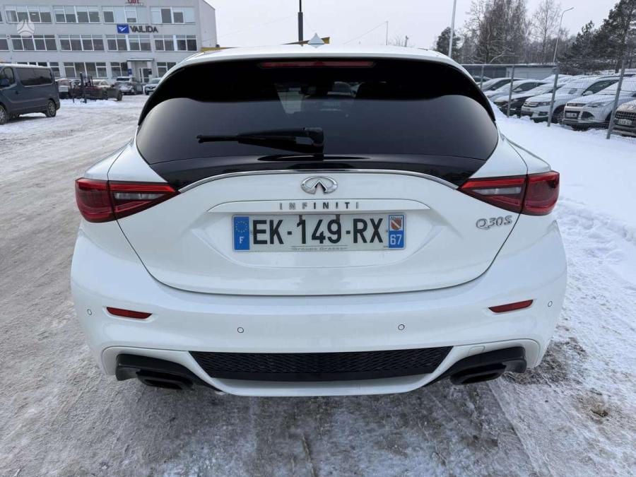 White Infiniti Q30 2017 in Taurage, with an engine capacity of 2.14 L and mileage of 268 thousand km for 8400 €, photo 6 on AUTOMOTO.COM.LV