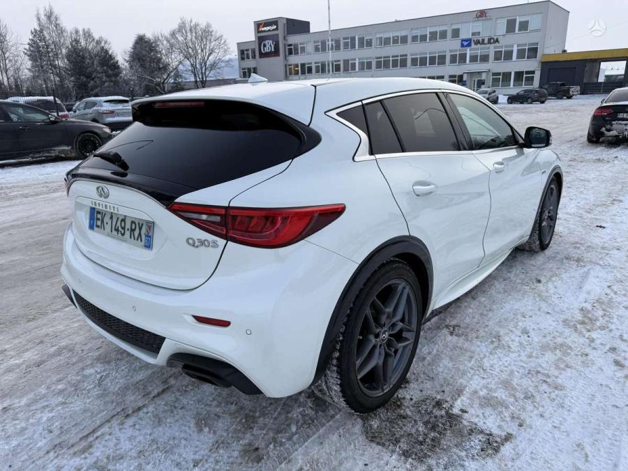 White Infiniti Q30 2017 in Taurage, with an engine capacity of 2.14 L and mileage of 268 thousand km for 8400 €, photo 7 on AUTOMOTO.COM.LV