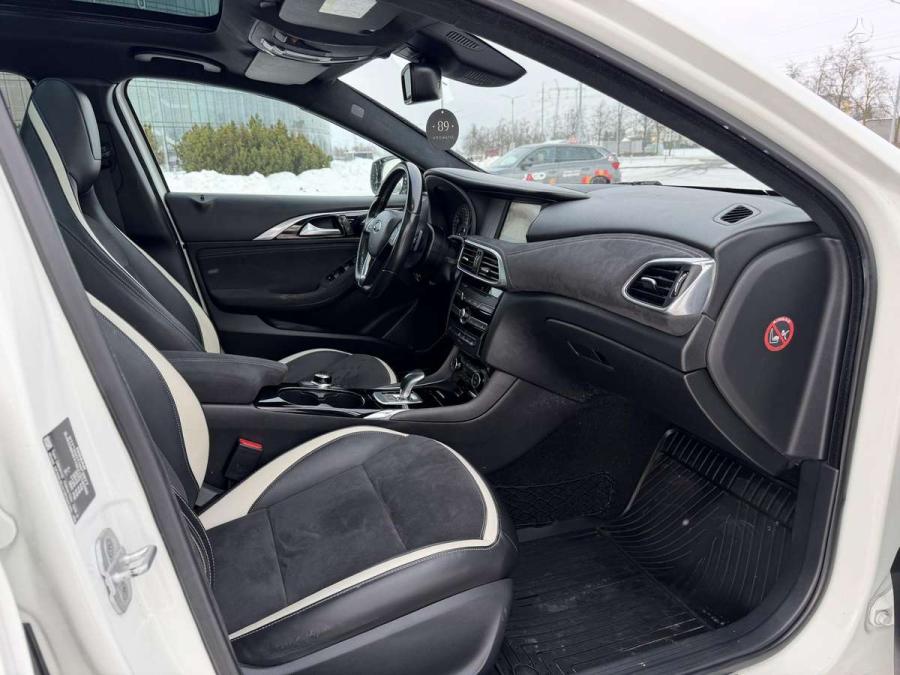 White Infiniti Q30 2016 in Siauliai, with an engine capacity of 2.14 L and mileage of 177 thousand km for 12800 €, photo 10 on AUTOMOTO.COM.LV