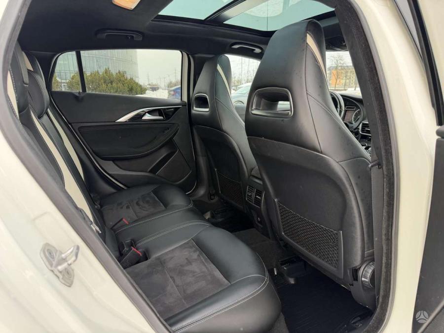 White Infiniti Q30 2016 in Siauliai, with an engine capacity of 2.14 L and mileage of 177 thousand km for 12800 €, photo 11 on AUTOMOTO.COM.LV
