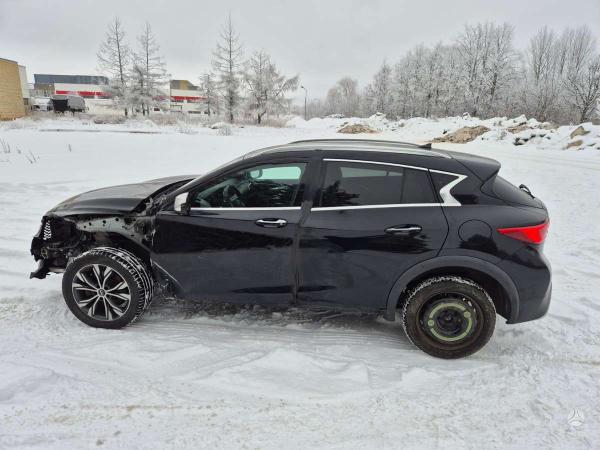 Melns Infiniti QX30 2017 Panevēža, ar dzinēja tilpumu 2.10 L un nobraukumu 123 tūkst. km par 6999 €, foto 2 vietnē AUTOMOTO.COM.LV