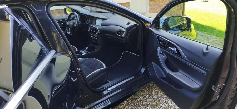 Black Infiniti QX30 2017 in Siauliai, with an engine capacity of 1.99 L and mileage of 120 thousand km for 13500 €, photo 11 on AUTOMOTO.COM.LV
