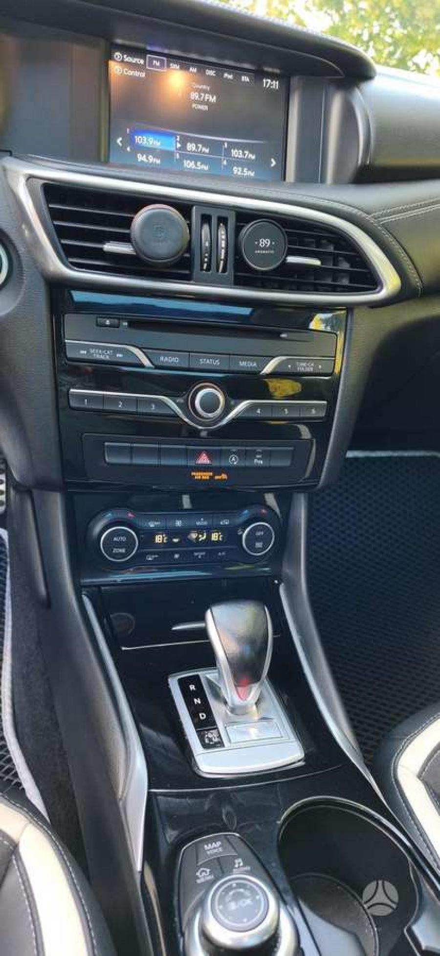 Black Infiniti QX30 2017 in Siauliai, with an engine capacity of 1.99 L and mileage of 120 thousand km for 13500 €, photo 17 on AUTOMOTO.COM.LV