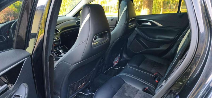 Black Infiniti QX30 2017 in Siauliai, with an engine capacity of 1.99 L and mileage of 120 thousand km for 13500 €, photo 19 on AUTOMOTO.COM.LV