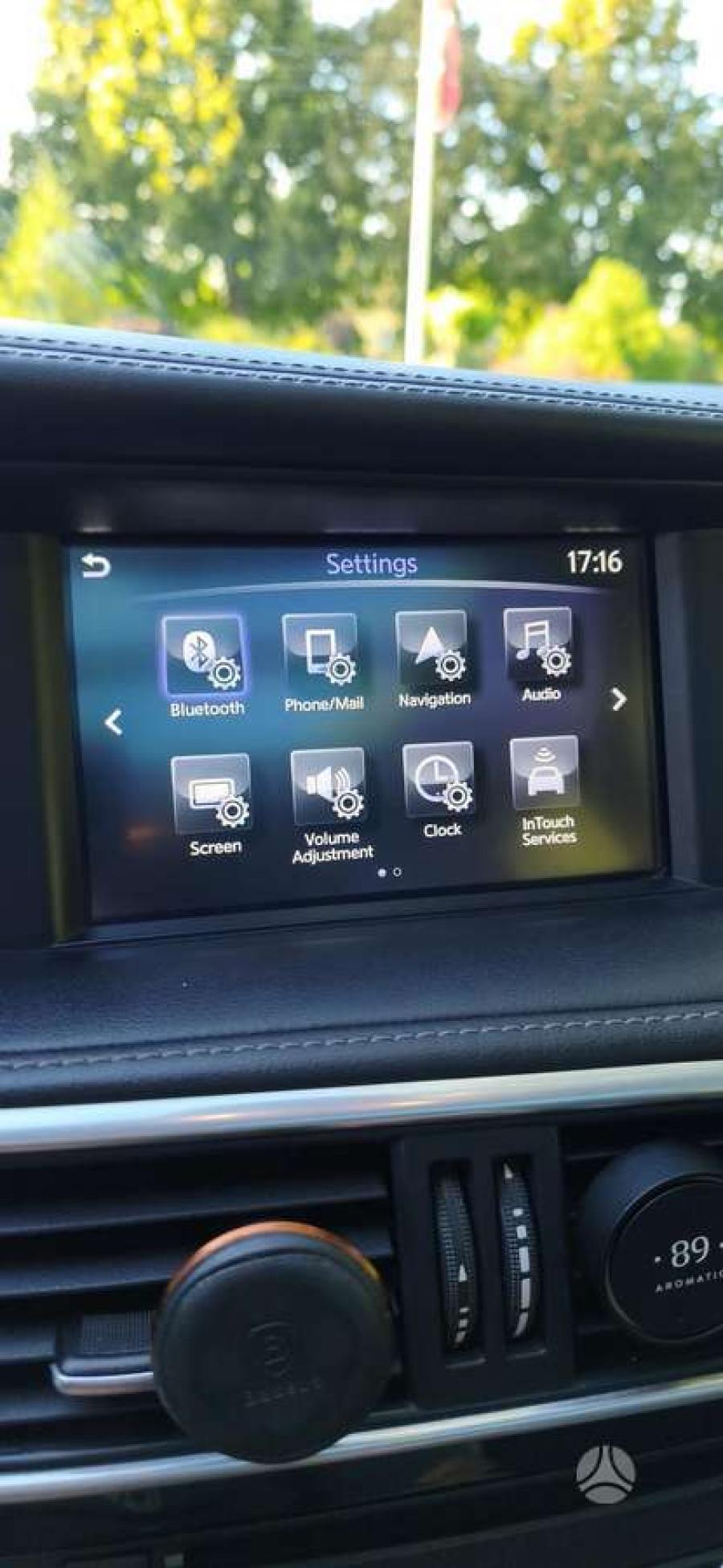 Black Infiniti QX30 2017 in Siauliai, with an engine capacity of 1.99 L and mileage of 120 thousand km for 13500 €, photo 21 on AUTOMOTO.COM.LV