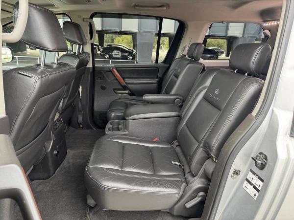 Grey Infiniti QX56 2005 in Vilnius, with an engine capacity of 5.60 L and mileage of 189 thousand km for 5650 €, photo 7 on AUTOMOTO.COM.LV