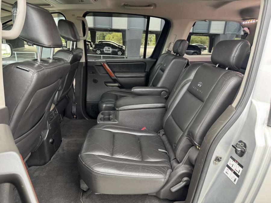 Grey Infiniti QX56 2005 in Vilnius, with an engine capacity of 5.60 L and mileage of 189 thousand km for 5650 €, photo 7 on AUTOMOTO.COM.LV