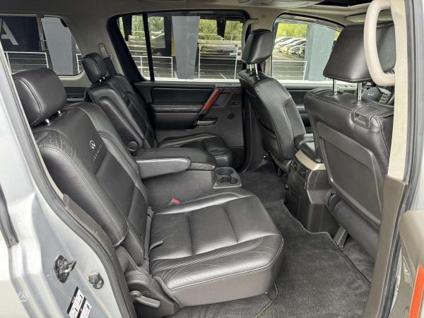 Grey Infiniti QX56 2005 in Vilnius, with an engine capacity of 5.60 L and mileage of 189 thousand km for 5650 €, photo 8 on AUTOMOTO.COM.LV