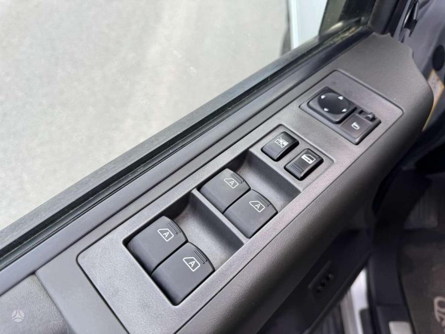Grey Infiniti QX56 2005 in Vilnius, with an engine capacity of 5.60 L and mileage of 189 thousand km for 5650 €, photo 16 on AUTOMOTO.COM.LV