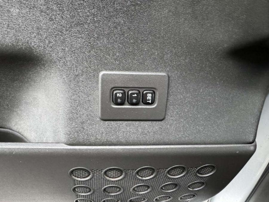 Grey Infiniti QX56 2005 in Vilnius, with an engine capacity of 5.60 L and mileage of 189 thousand km for 5650 €, photo 17 on AUTOMOTO.COM.LV