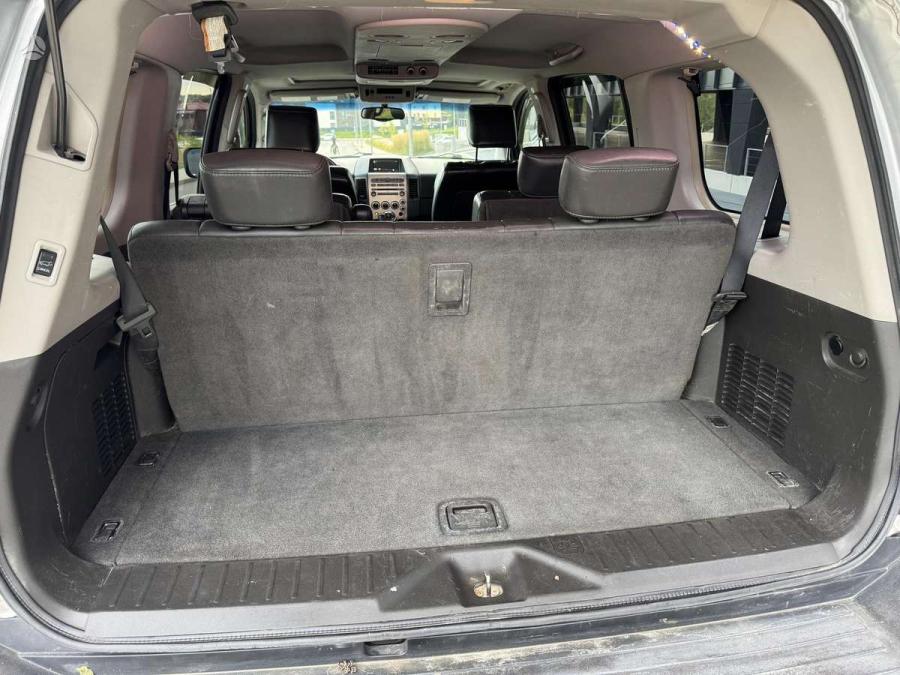 Grey Infiniti QX56 2005 in Vilnius, with an engine capacity of 5.60 L and mileage of 189 thousand km for 5650 €, photo 19 on AUTOMOTO.COM.LV