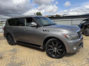 Pelēks Infiniti QX56 2011 Šauļi, ar dzinēja tilpumu 5.55 L un nobraukumu 137 tūkst. km par 7700 €, foto 4 vietnē AUTOMOTO.COM.LV