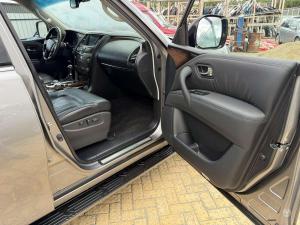 Pelēks Infiniti QX56 2011 Šauļi, ar dzinēja tilpumu 5.55 L un nobraukumu 137 tūkst. km par 7700 €, foto 18 vietnē AUTOMOTO.COM.LV